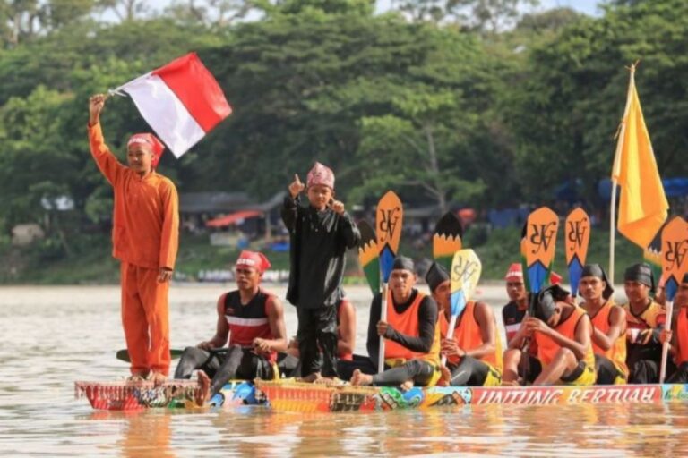 Pacu Jalur: Tradisi Balap Perahu Riau yang Bikin Takjub Dunia Maya ...